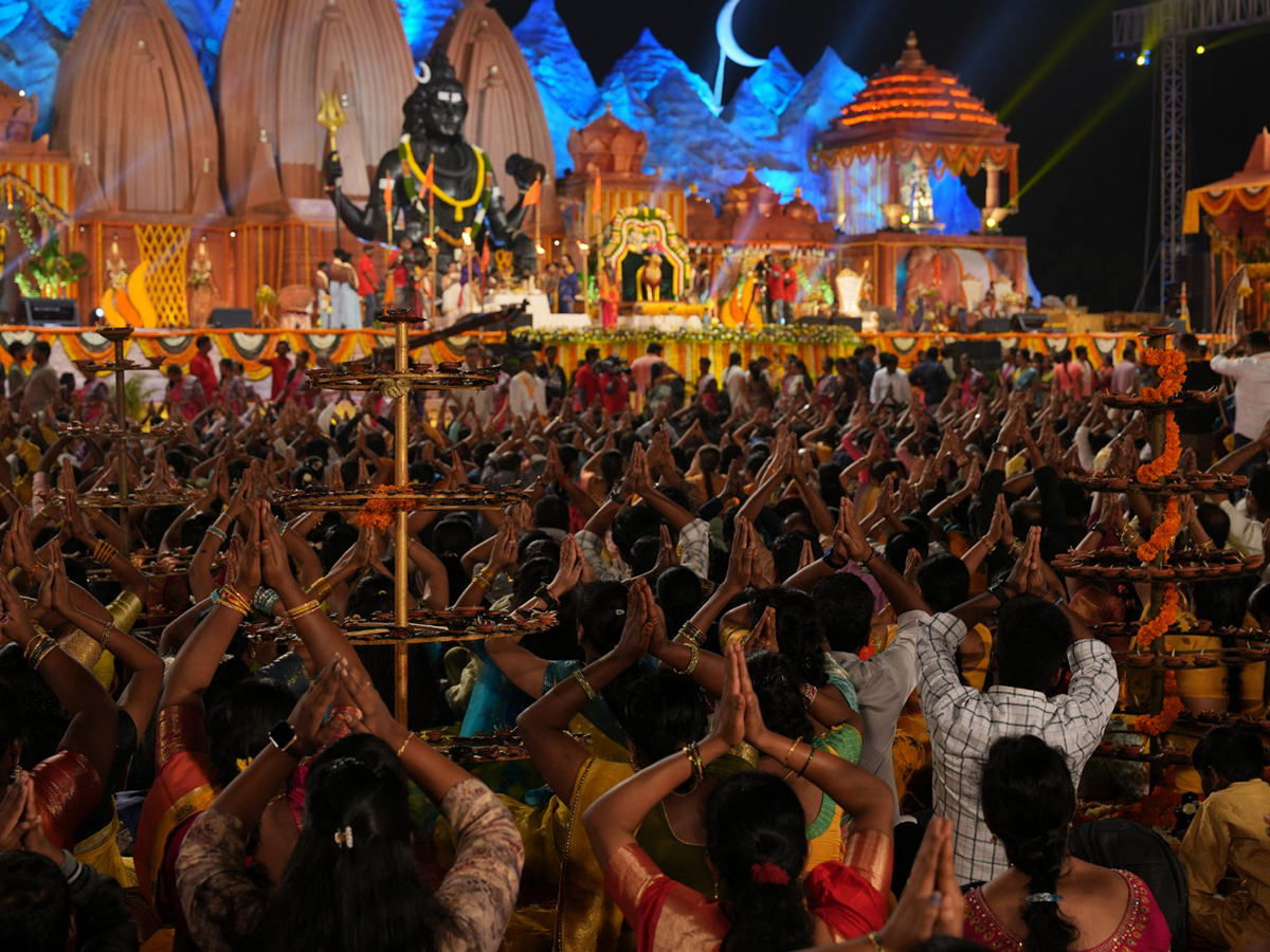 హైదరాబాద్ : ఎన్టీఆర్ స్టేడియంలో ఘనంగా కోటి దీపోత్సవం (ఫొటోలు) | Divine Celebrations At Koti ...